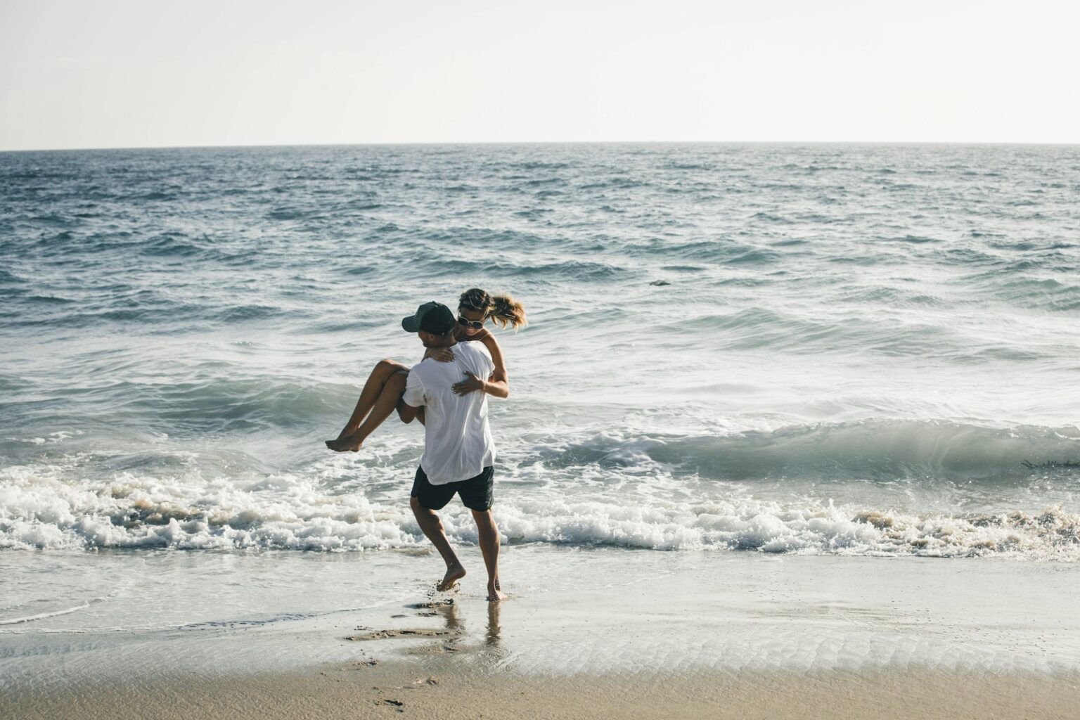 Wanderlove: Γινόμαστε όντως πιο ελκυστικοί το καλοκαίρι; | Marie Claire ...